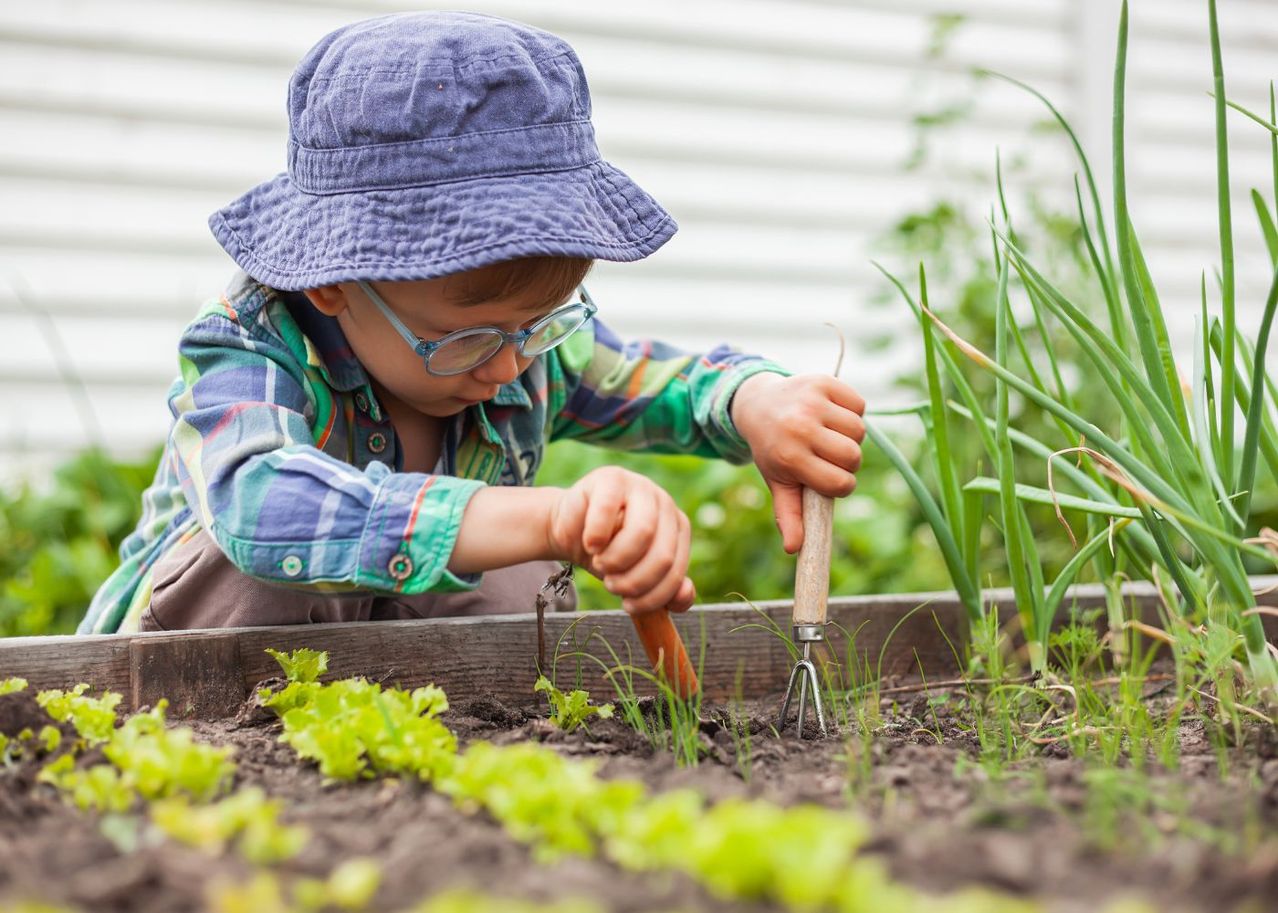 Initiez votre enfant au jardinage en 5 étapes faciles à suivre